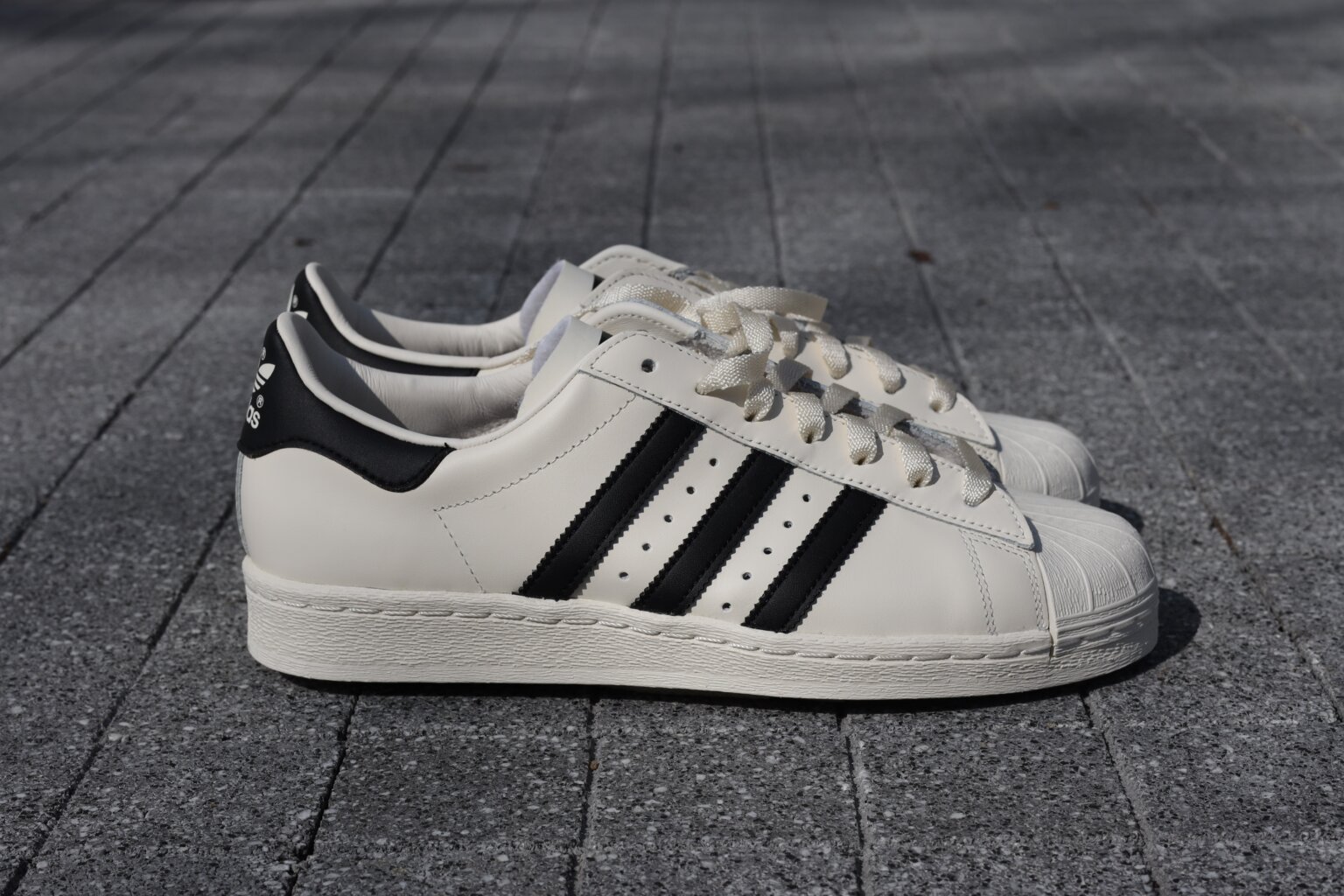 アディダスのスーパースター82とは？違い・サイズ感・コーデ例を徹底レビュー - K2J