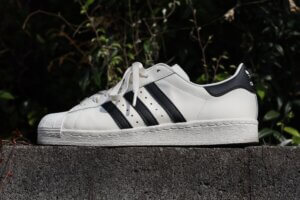 アディダスのスーパースター82とは？違い・サイズ感・コーデ例を徹底レビュー - K2J
