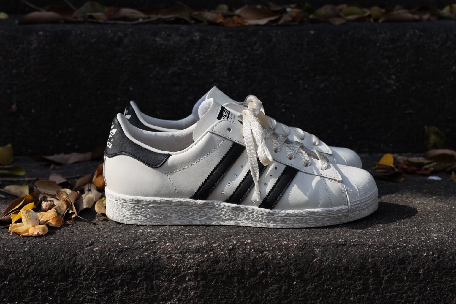 アディダスのスーパースター82とは？違い・サイズ感・コーデ例を徹底レビュー - K2J