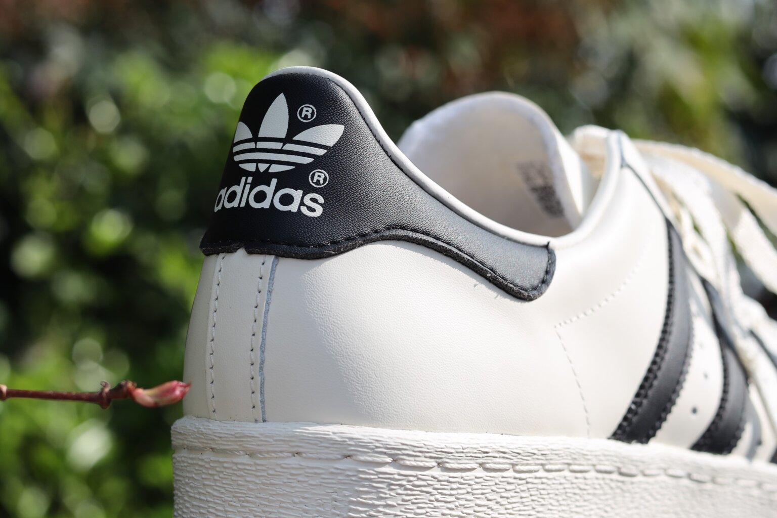 アディダスのスーパースター82とは？違い・サイズ感・コーデ例を徹底レビュー - K2J