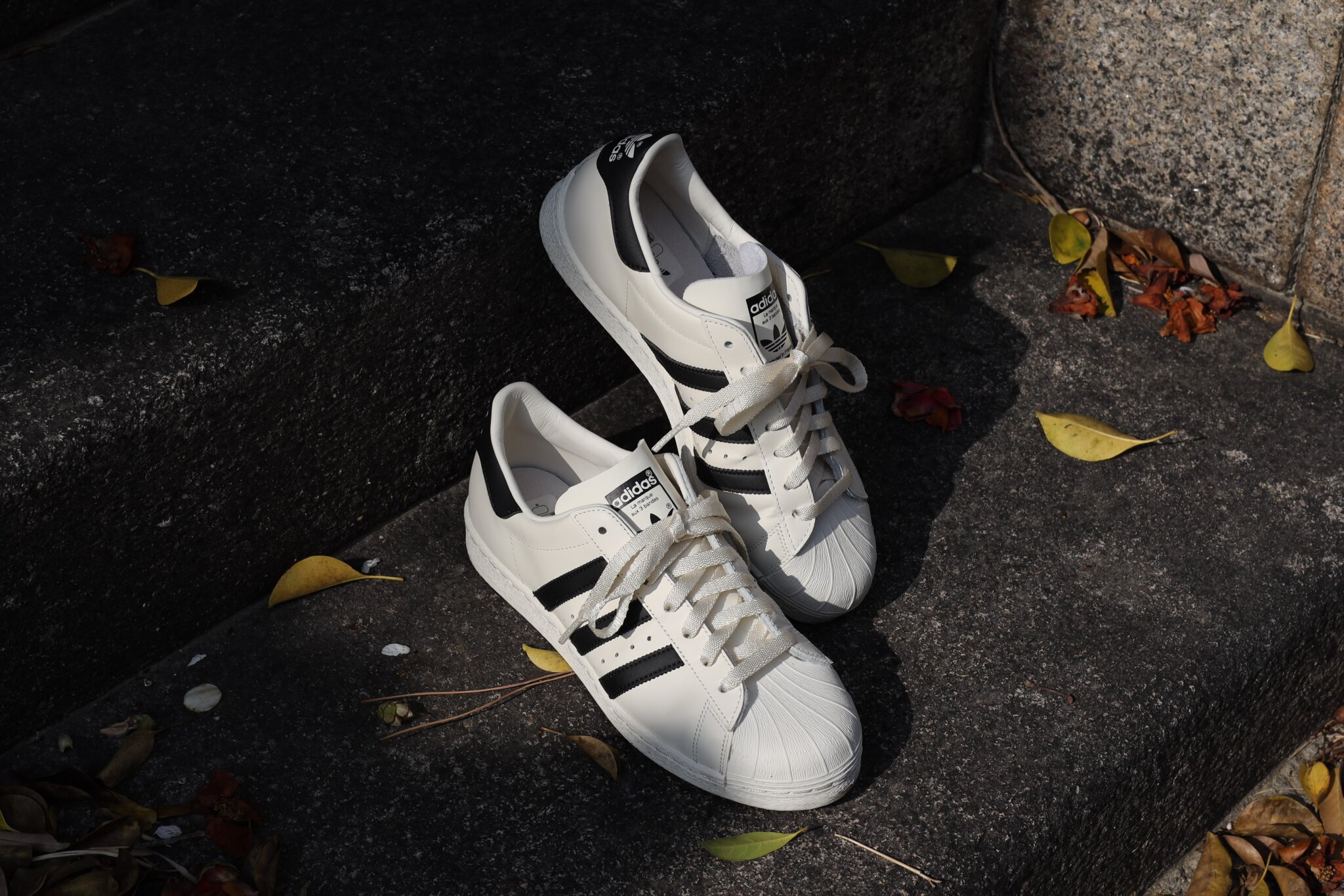 アディダスのスーパースター82とは？違い・サイズ感・コーデ例を徹底レビュー - K2J