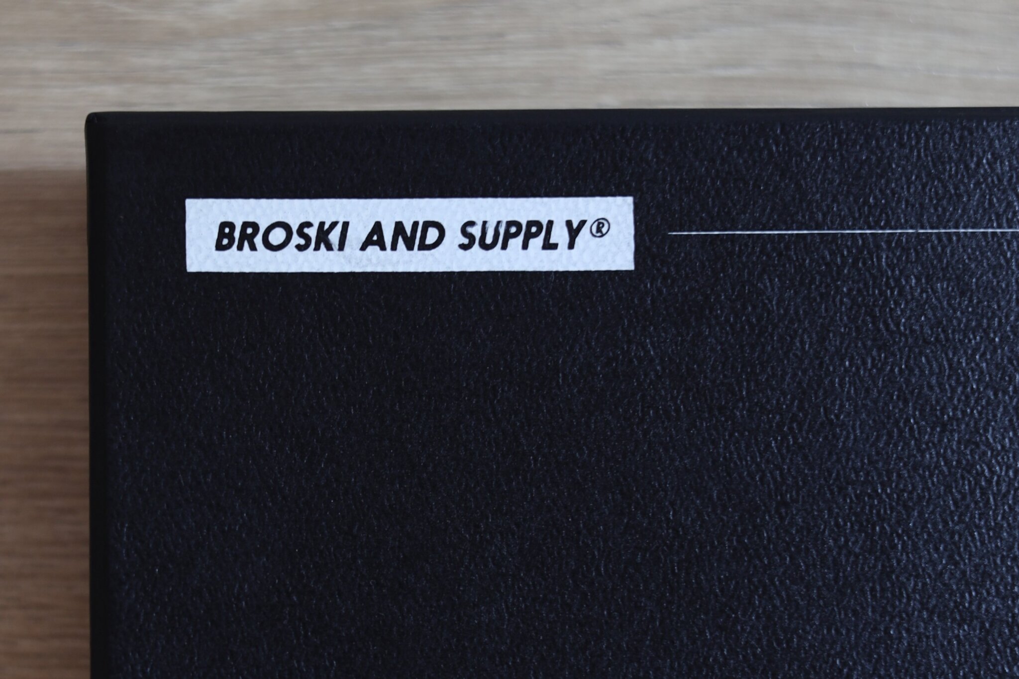 BROSKI AND SUPPLYの防水本革は本当に優秀？評判を正直レビュー - K2J