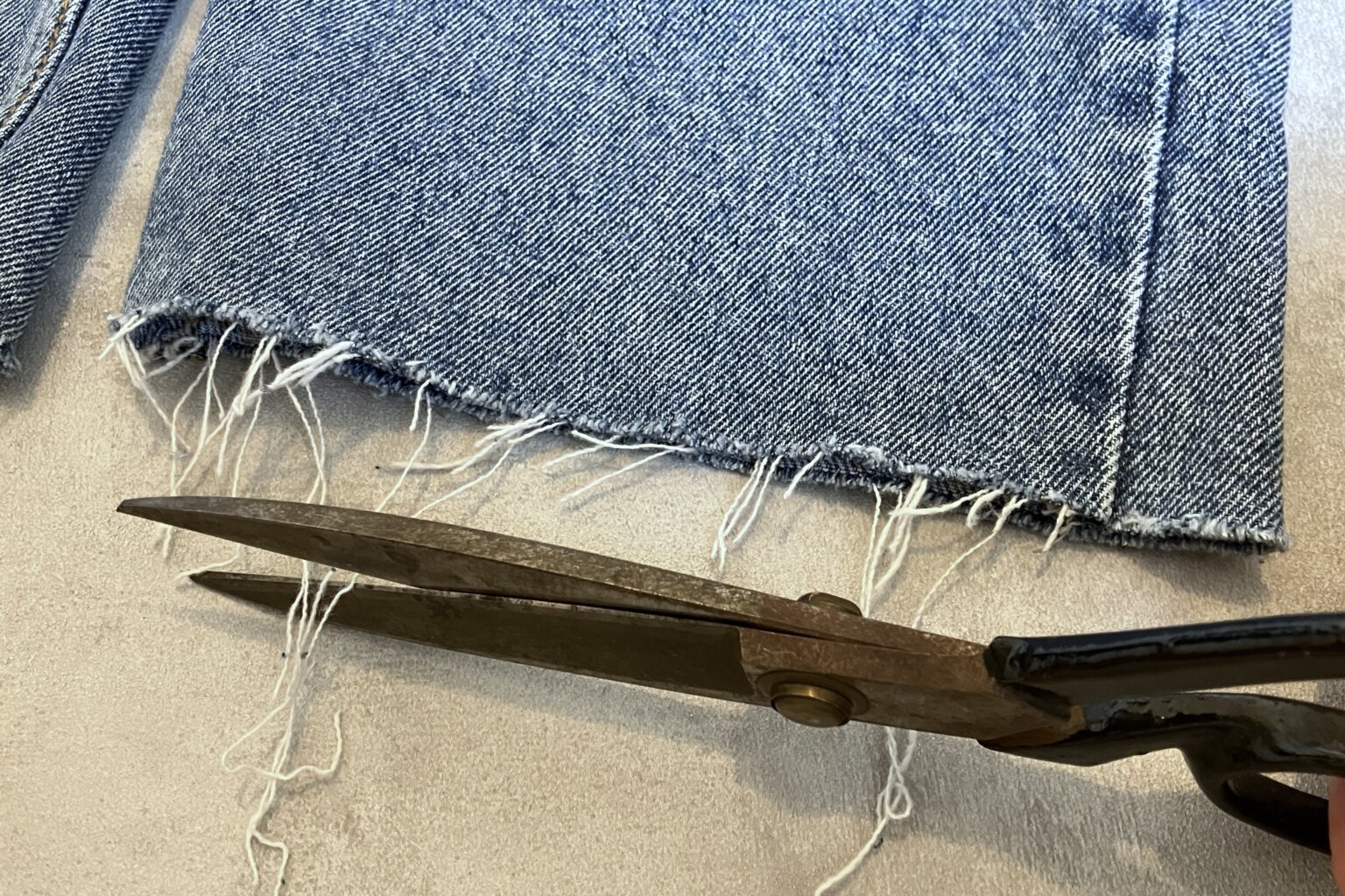 【超簡単】カットオフ（切りっぱなし）デニムを自分で作る方法 - K2J